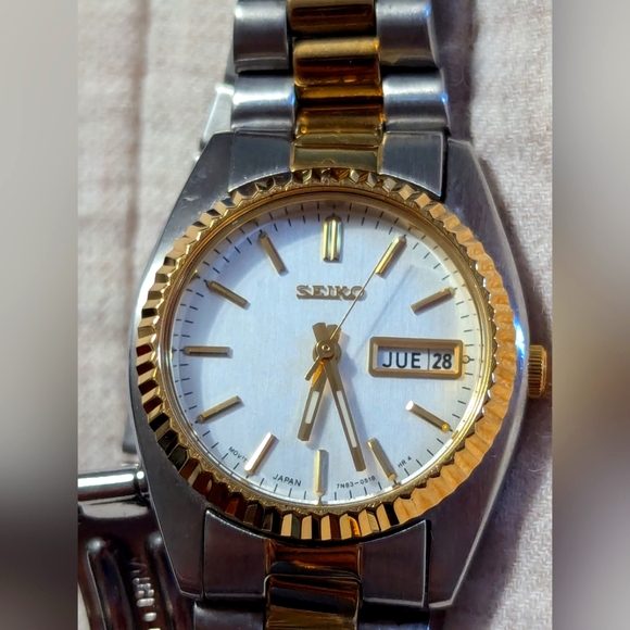 Seiko | Accessories | Flawless Vintage Seiko Watch Women Silver Gold Tone Day Date New Battery ...